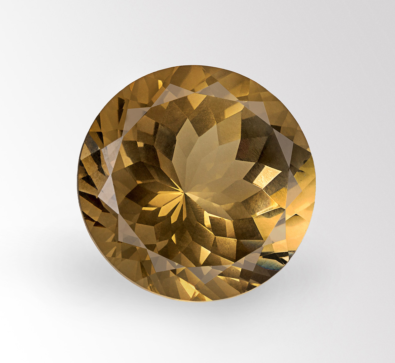 Schweizer Rauchquarz mit seltener gelblicher Farbnuance aus Uri :: Schweizerschmucksteine-ch